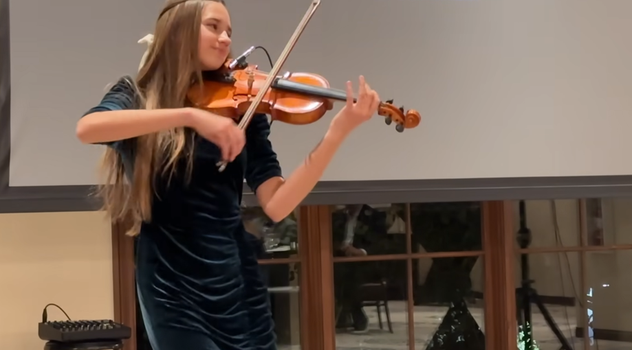 15-year-old Karolina Protsenko sings "Hallelujah" with her mother